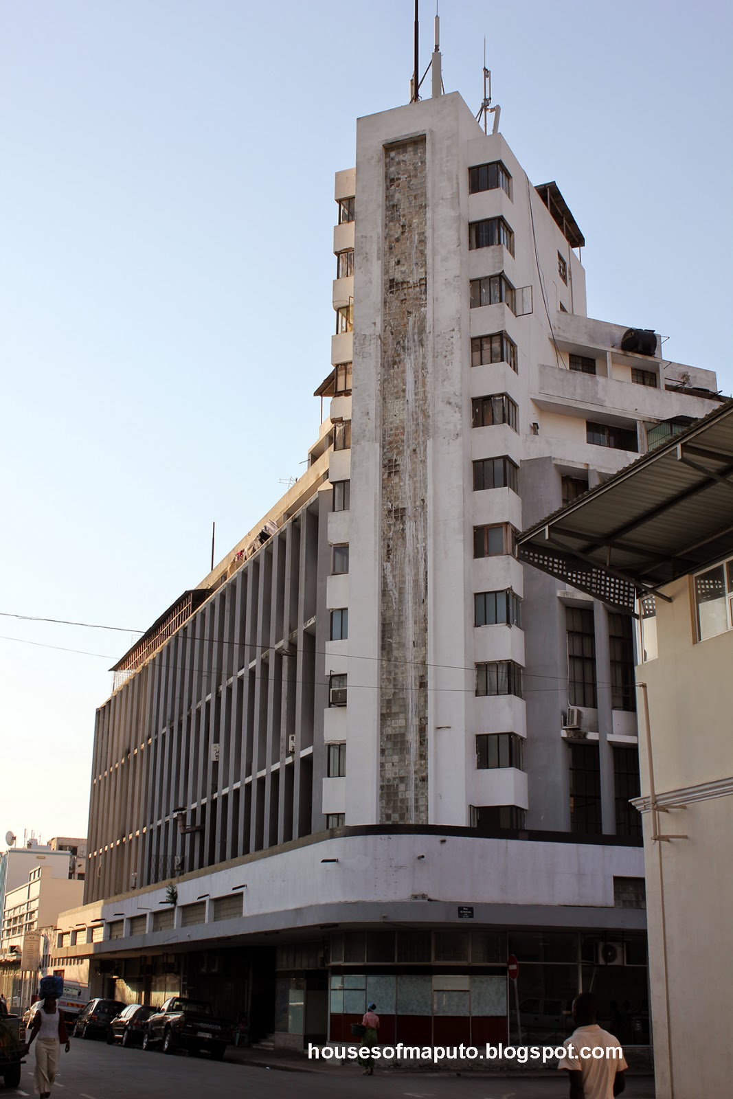 Prédio modernista dos anos 50 na esquina da Rua de Timor Leste - ECZAL ...