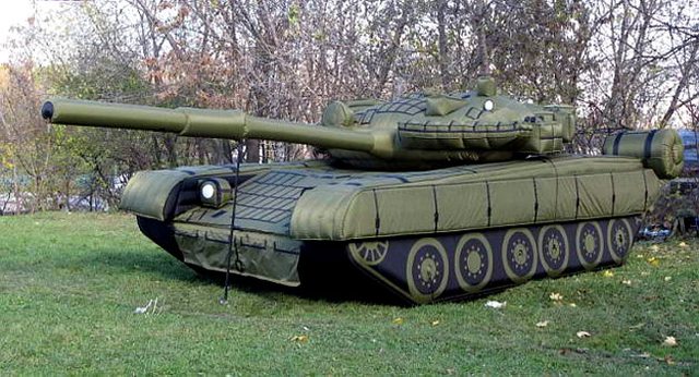 Vuelven los "tanques y cazas rusos" (pero ya no engañarán al enemigo)