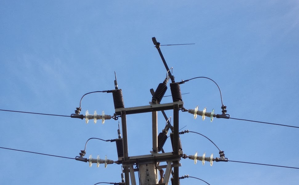 Alma de herrero: Detalles de lineas eléctricas