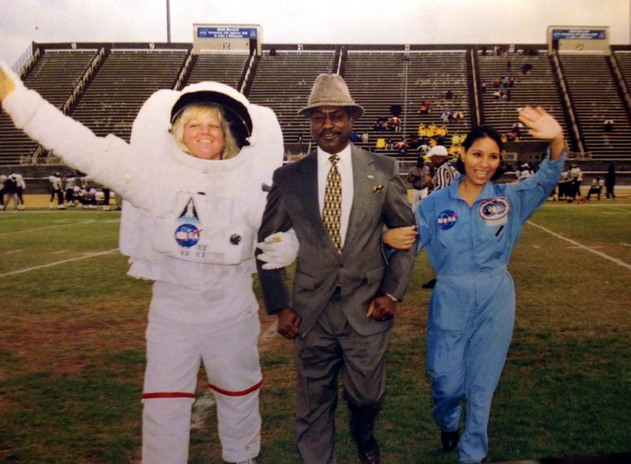 WINGCOM WATCHDOG (WW): Tribute to Earnest C. Smith, Sr., NASA's lunar ...