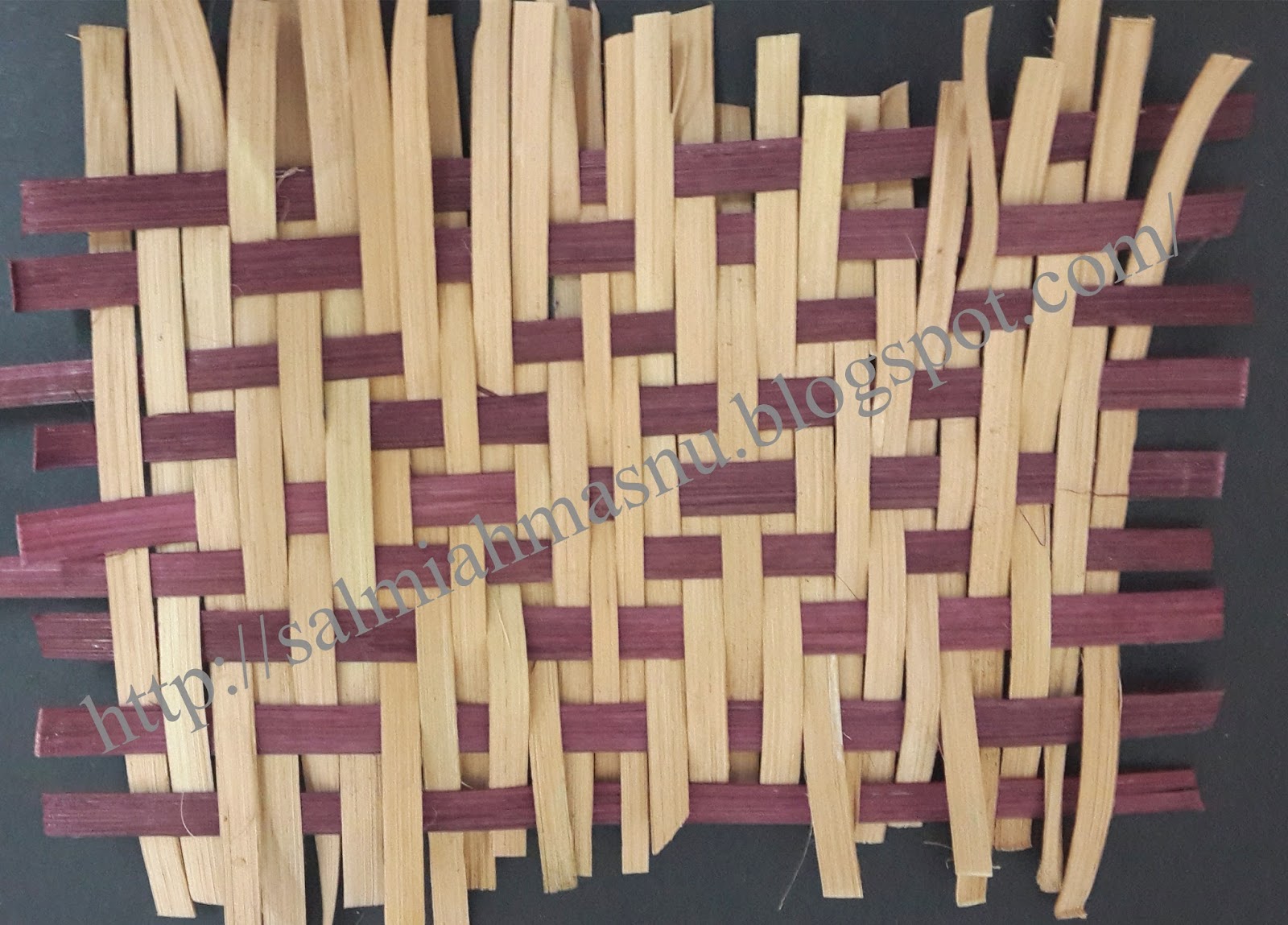 EKPLORASI BAHAN PEWARNA KE ATAS SERAT ROTAN: CONTOH ANYAMAN