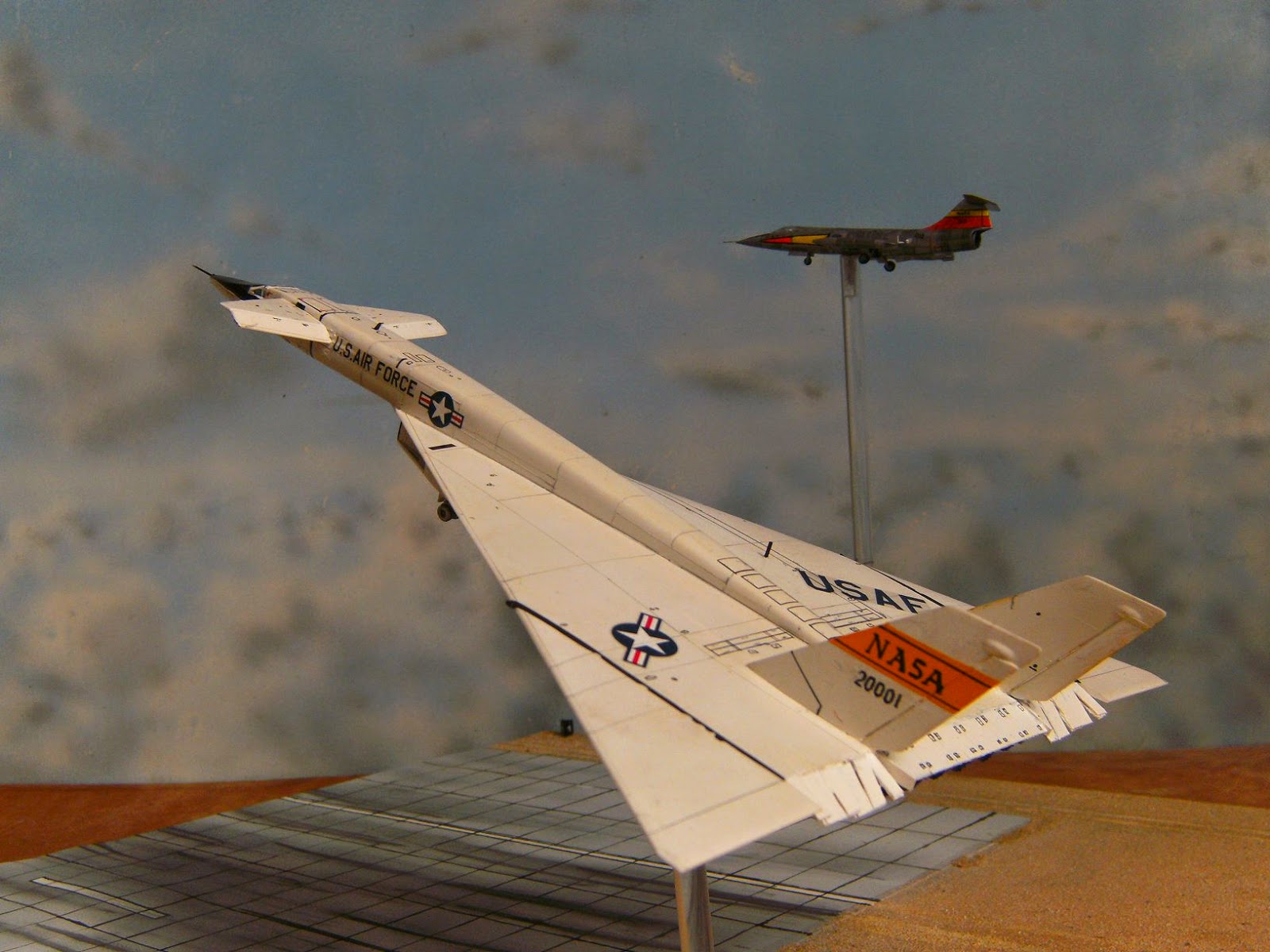 Happyscale-Modellbau: North American XB-70 Valkyrie & Lockheed F-104N ...
