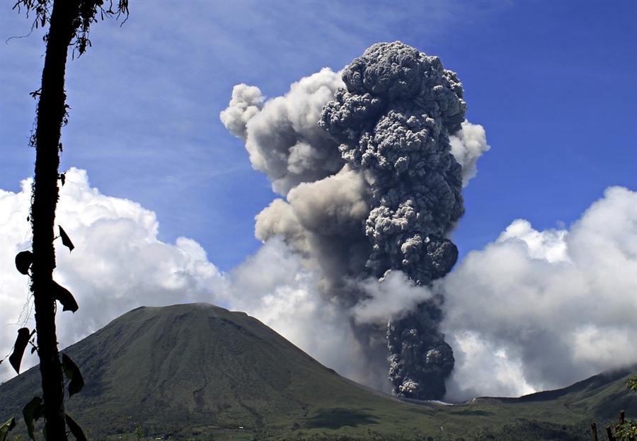 VOLCAN LOKON EN INDONESIA Y TUNGURAHUA, ECUADOR EN ERUPCION