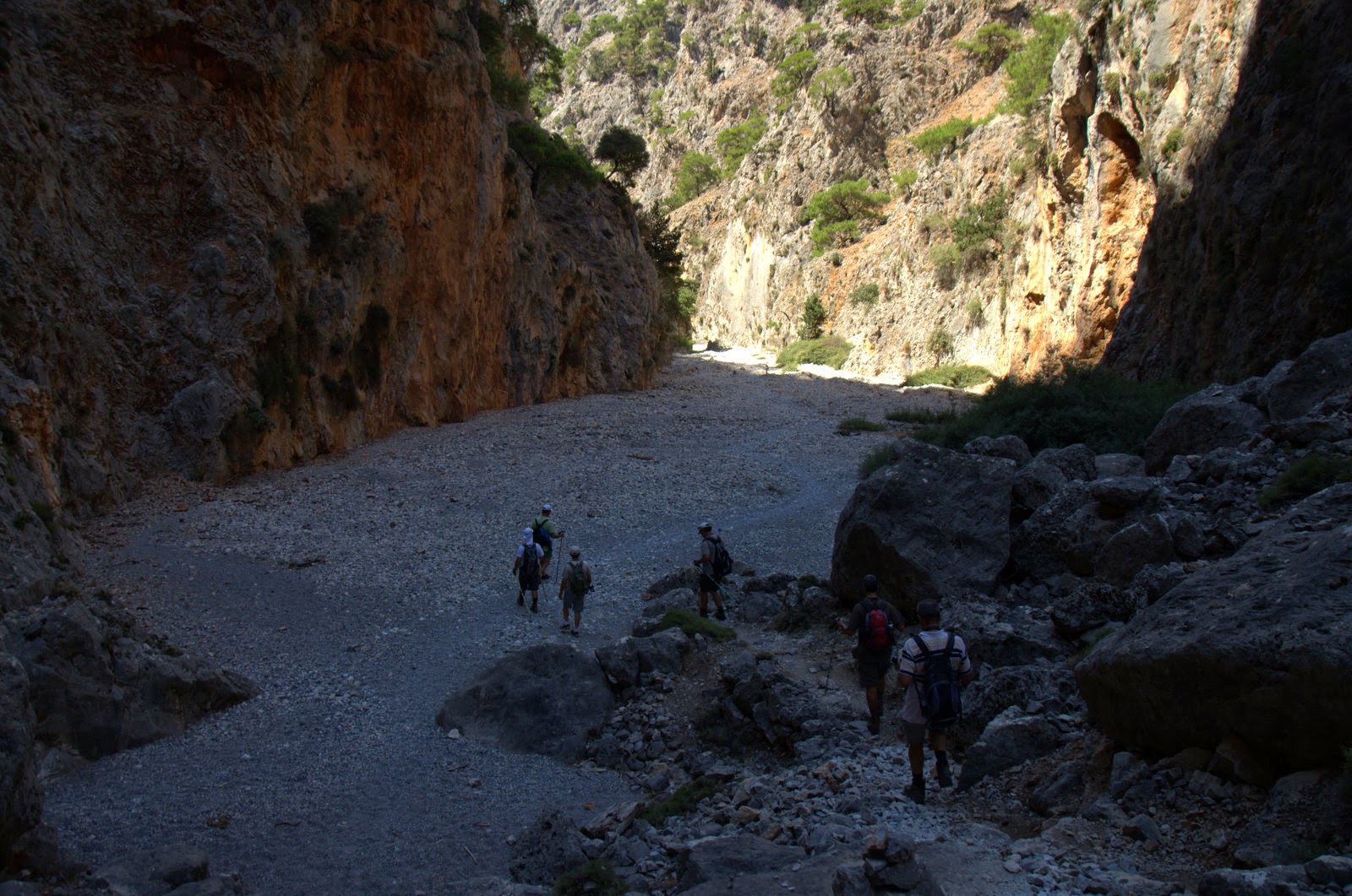 EXPLORE MOUNTAINS: ΦΑΡΑΓΓΙ ΑΡΑΔΑΙΝΑΣ - ΚΟΡΥΦΗ ΠΑΧΝΕΣ ΣΤΑ ΛΕΥΚΑ ΟΡΗ