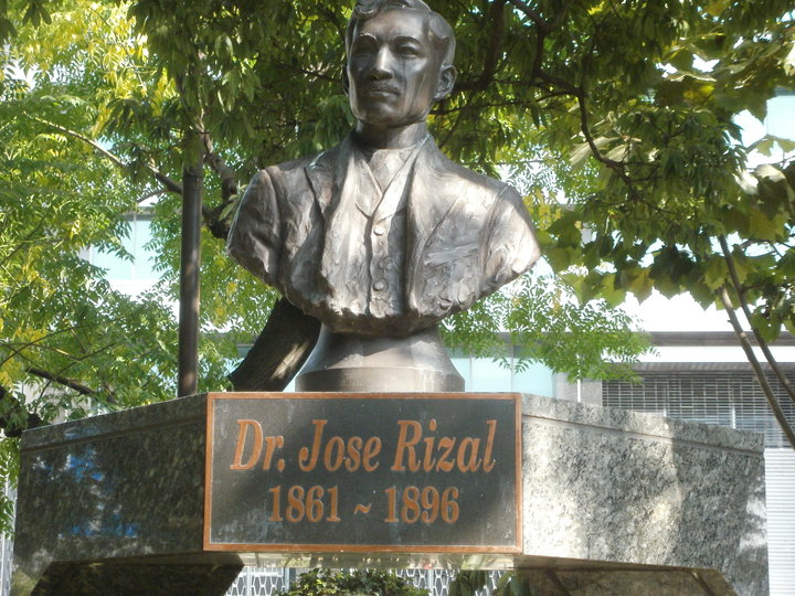 Hibiya Park: Rizal, Reading and a Rainbow