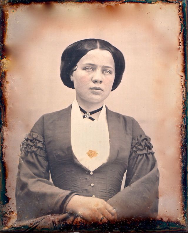 Lady in Style – Glamorous Photos of Fashionable Women in the Mid-19th ...