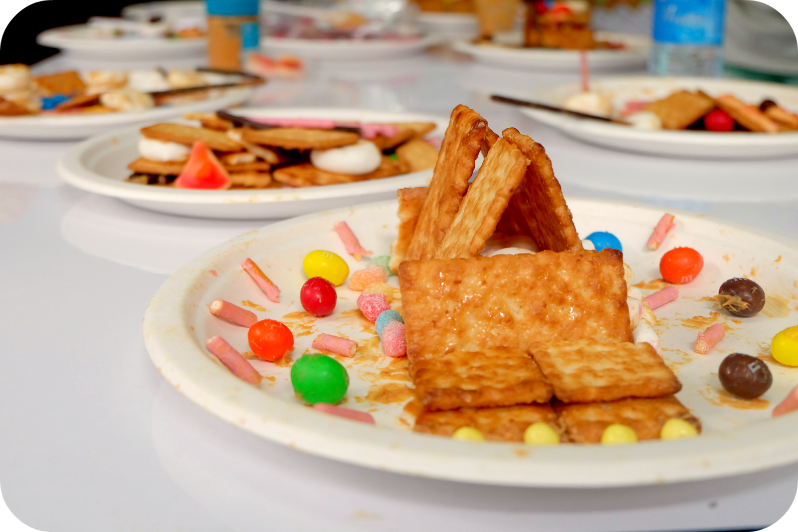 chalkdustandpaperclips: Hansel and Gretel and the House Made of Snacks