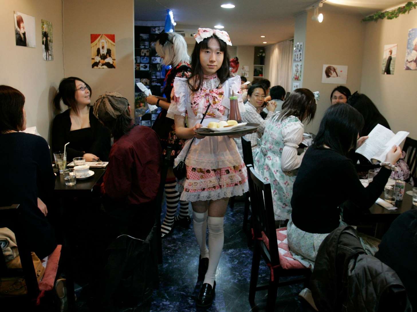 Crossdressing Maid Cafe