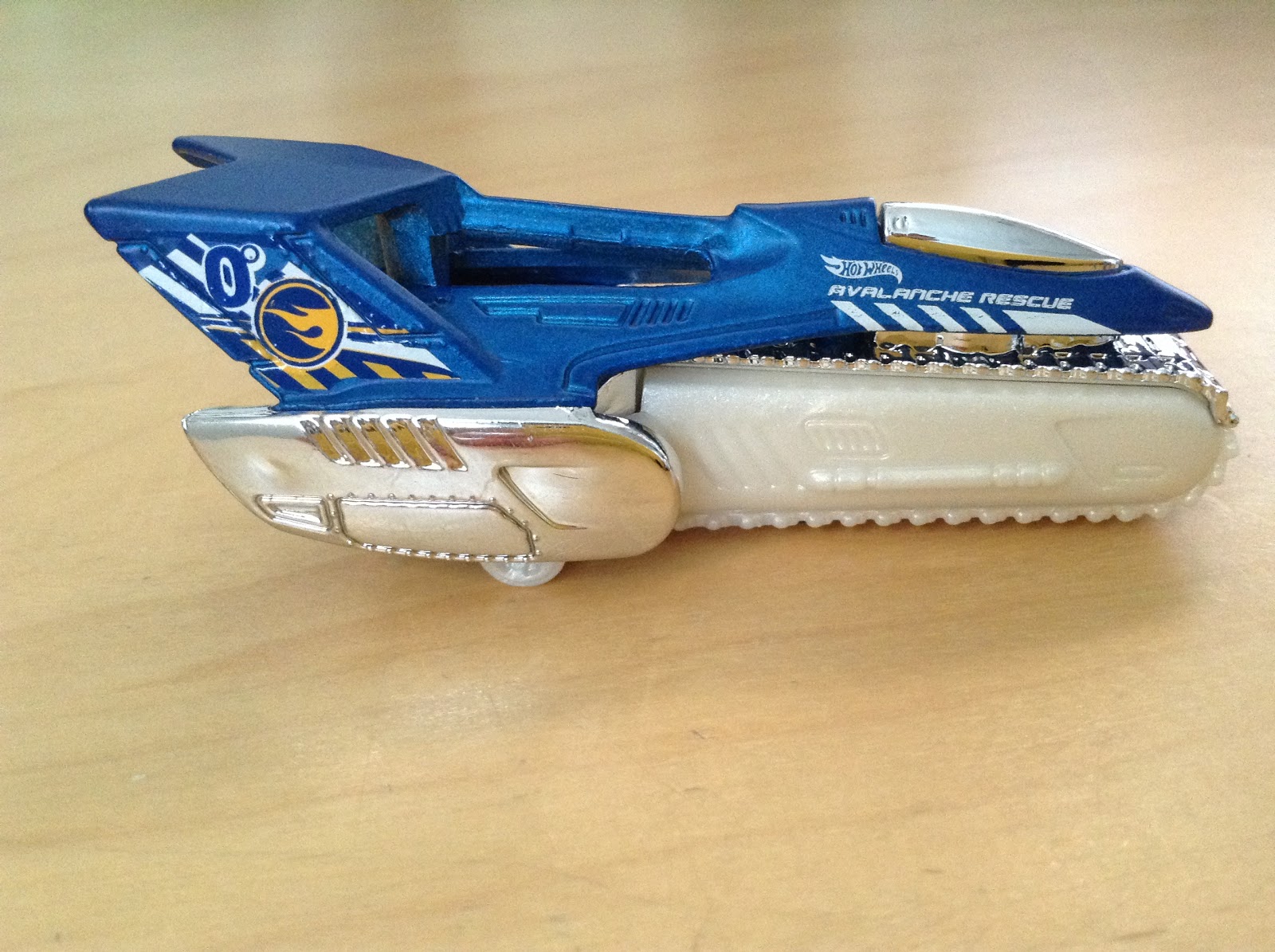 JULIAN'S HOT WHEELS BLOG: Tread Air (2015 Q Case Regular Treasure Hunt)