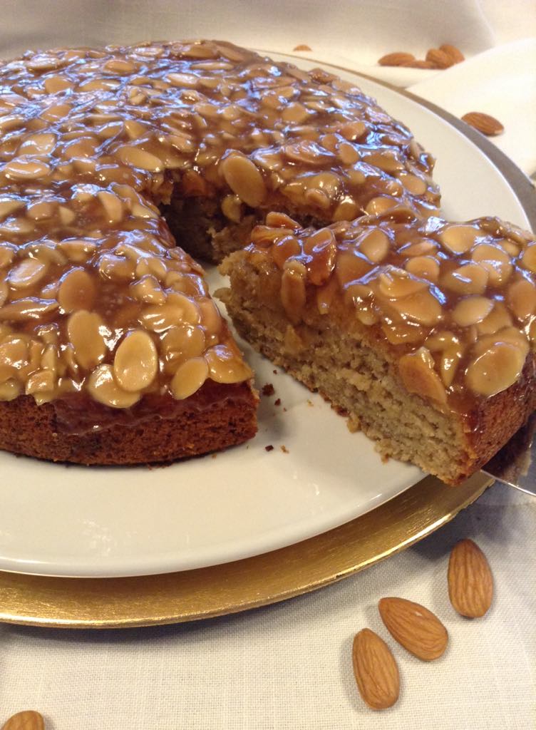 Bolo de amêndoa com cobertura de amêndoa caramelizada (saudável)