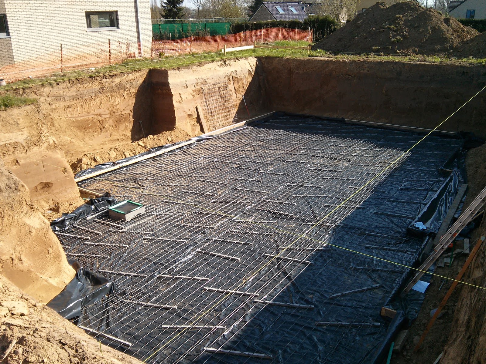 Bouwproject - Op Het Hofken: Bekisting maken voor vloerplaat (Deel 2)