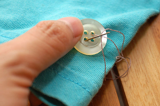 HOUSEWIVES: HOW TO SEW A BUTTON