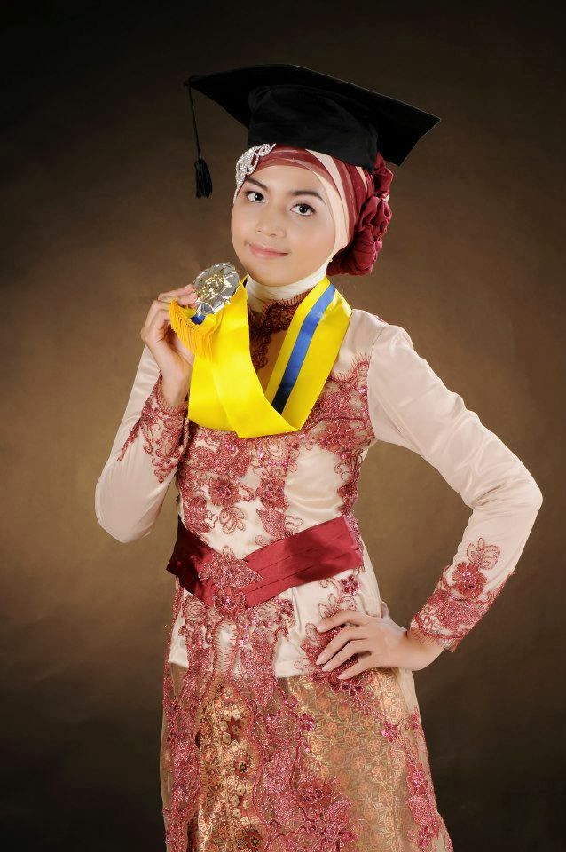10 Model Terbaru Baju Kebaya Modern Wisuda