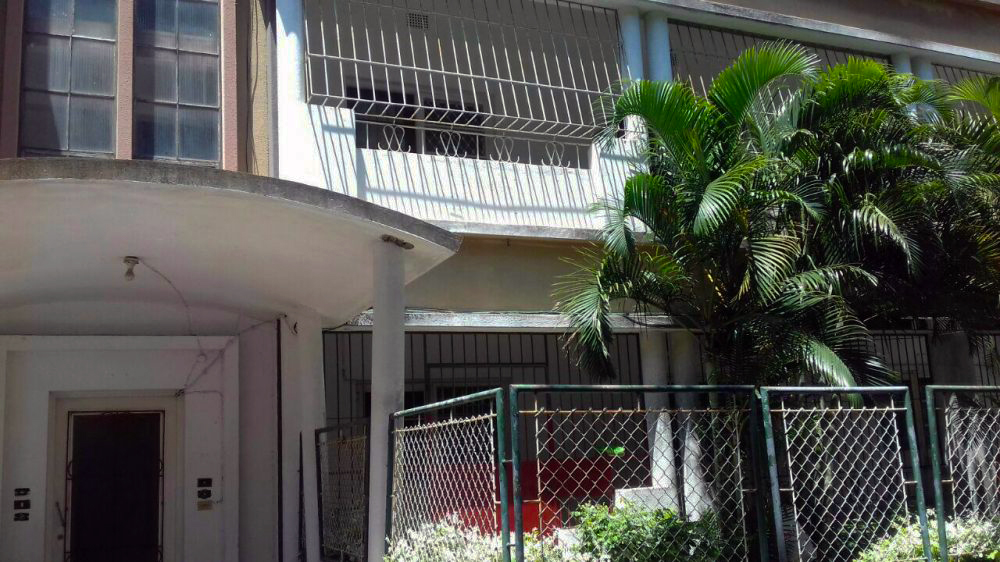 Casas do OLX (155) - Prédio com colunas nas varandas e pála curva à entrada
