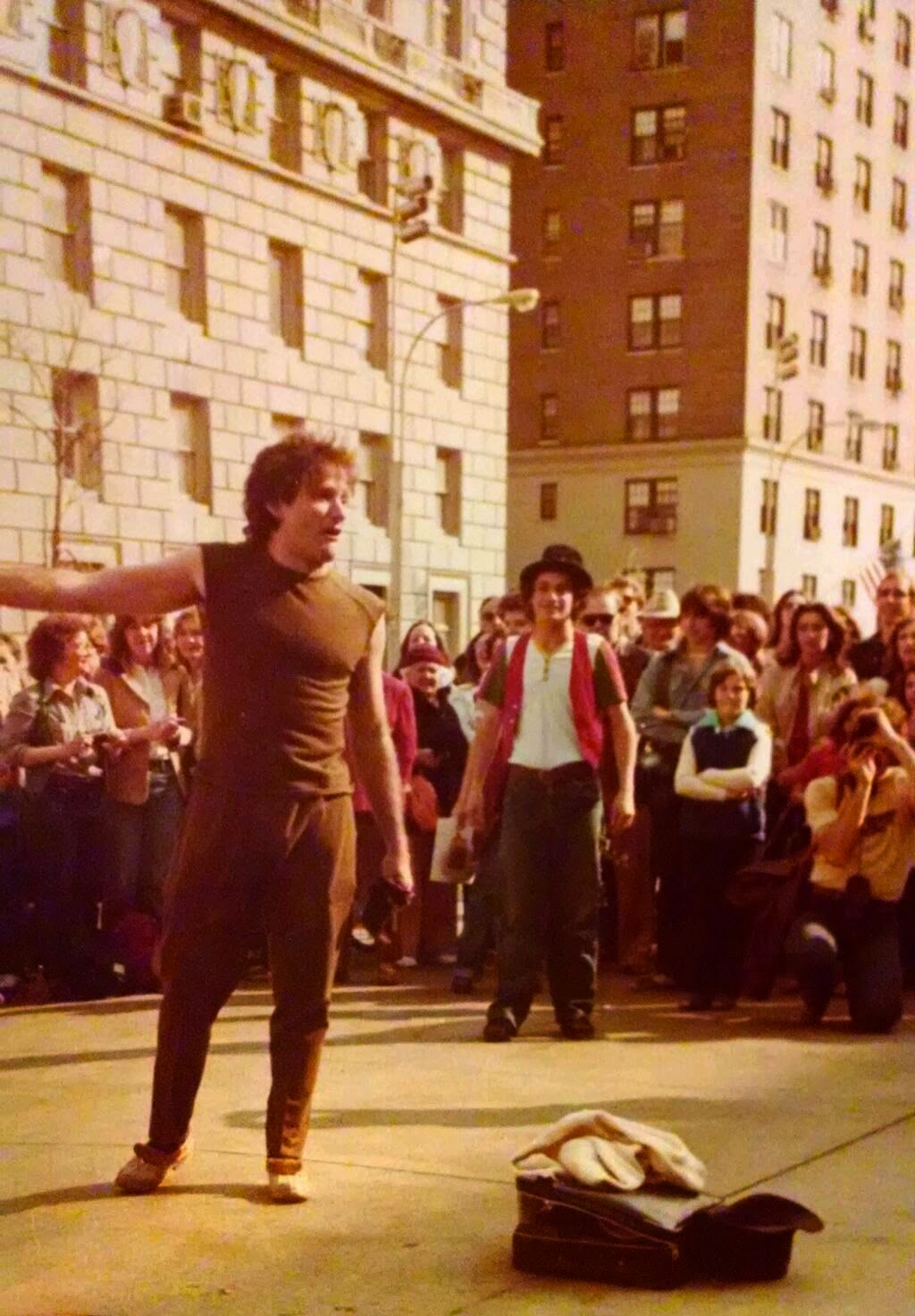 A Candid Shot of a Young Robin Williams as New York Street Performer in ...