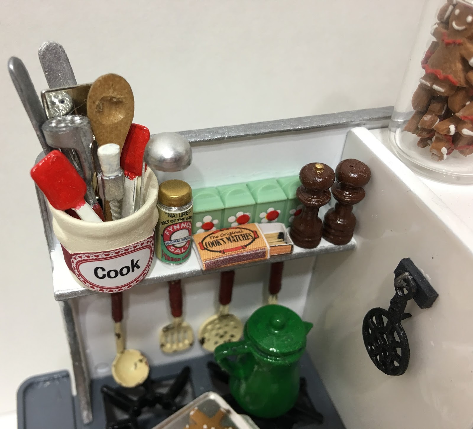 My Miniature Madness: Sweet Christmas Cottage - The Kitchen