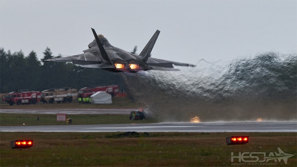 F-22A Raptor fighter take-off using afterburners | Errymath