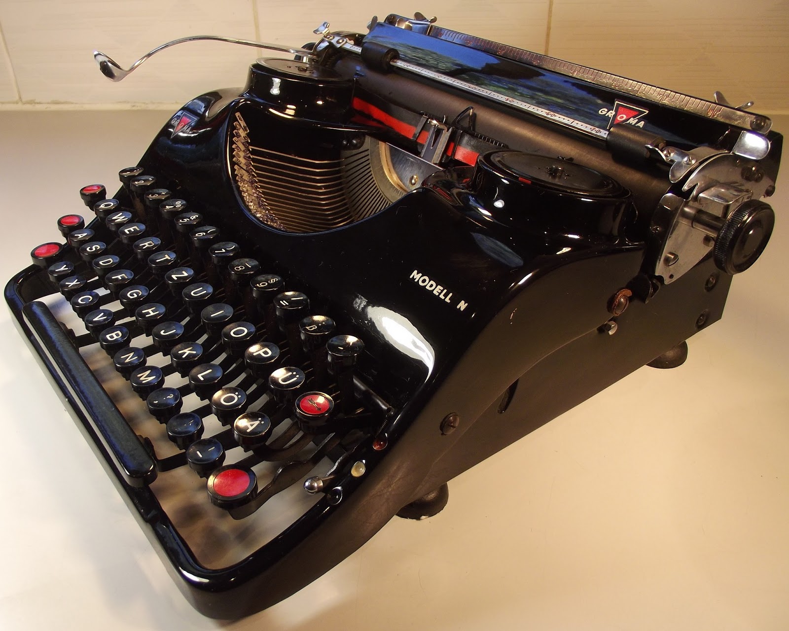oz.Typewriter: N for Nonpareil: The Gorma Modell N Portable Typewriter