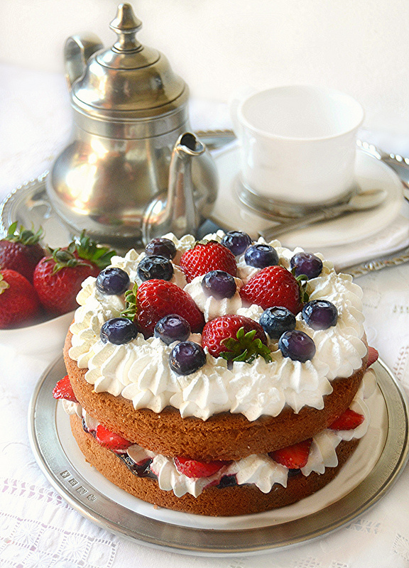 Dolci a go go: Victoria sponge cake---Happy and birthday queen Elizabeth!!
