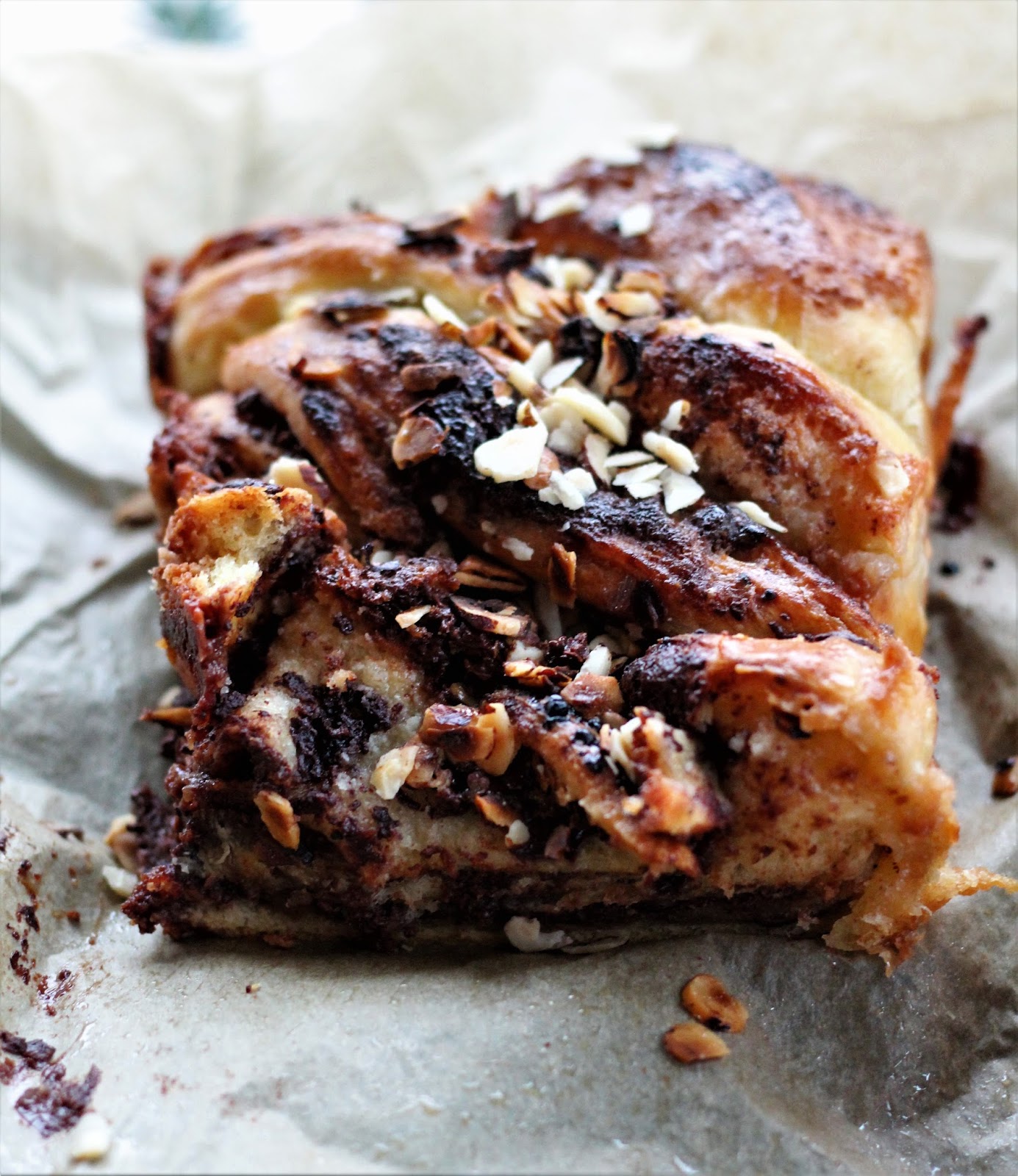 Jule-babka med marcipan, chokolade og hasselnødder