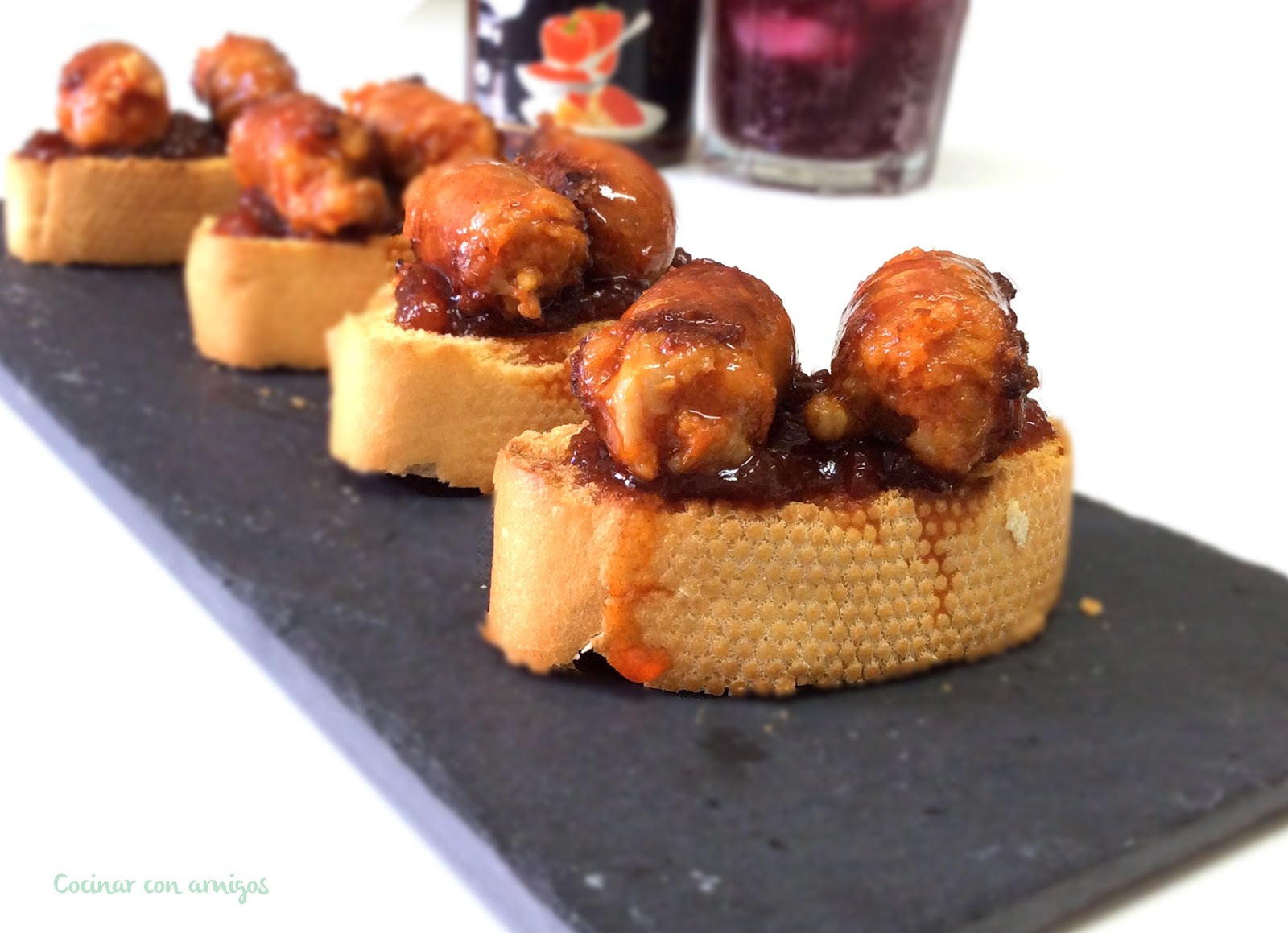 Tapa de chistorra con mermelada de pimiento rojo | Cocinar con amigos