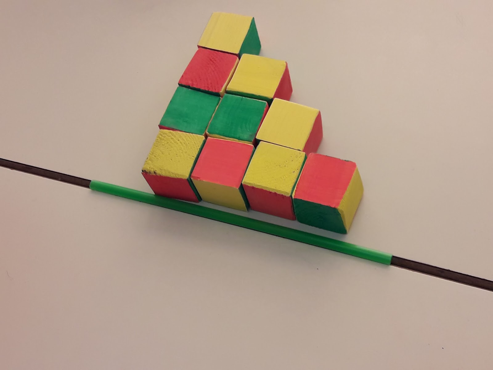 SKOZI IGRO SE UČIMO: SIMETRIJA