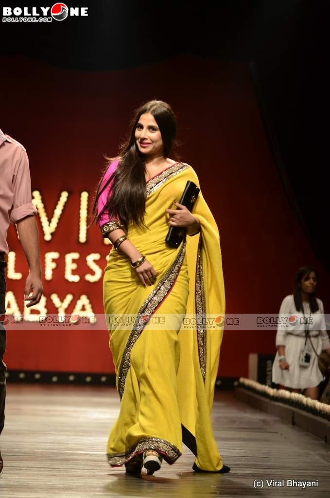 Vidya Balan Sizzles at Sabyasachi show in Backless Saree!!!