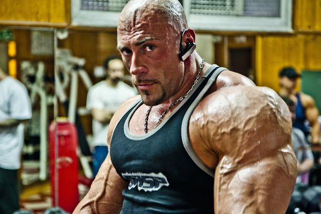 Muscle Lover: Spanish bodybuilder Roberto Del Amo