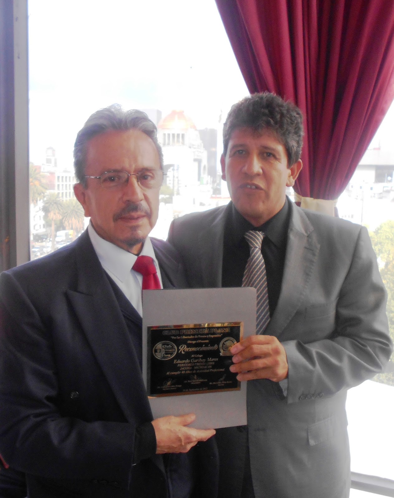 ComUnidad Nicolaita: Galardonó el Club Primera Plana a Luis Cortes ...