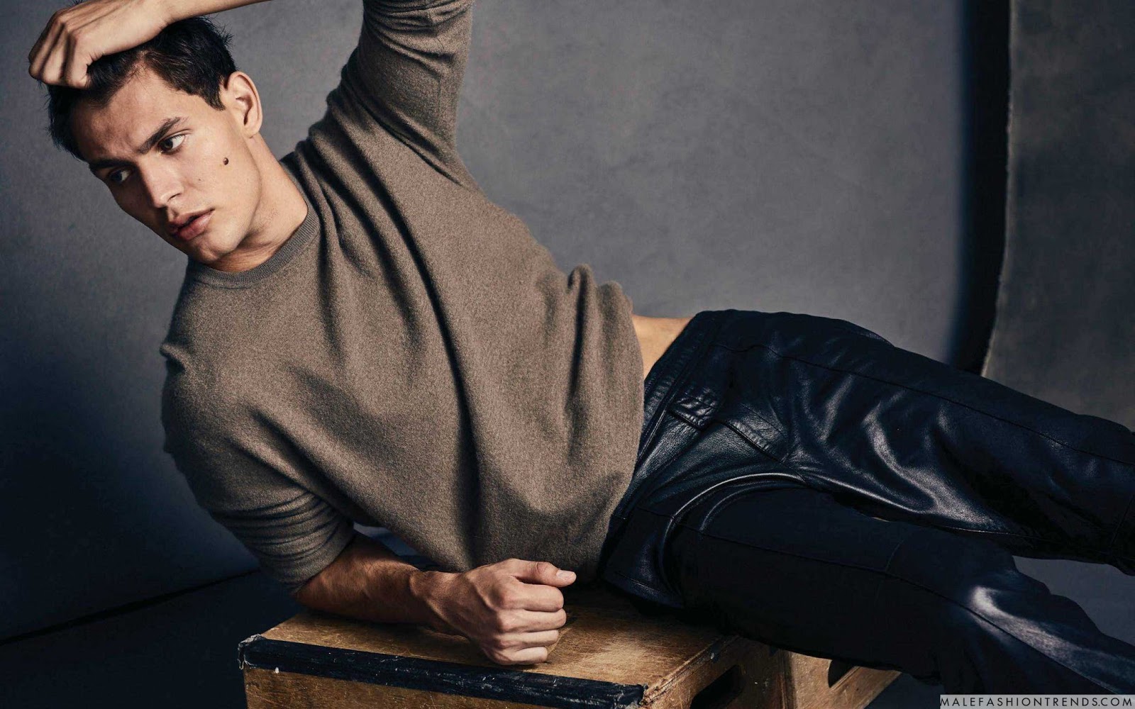 Matthew Rojas se enfunda en una segunda piel para Ocean Drive Magazine