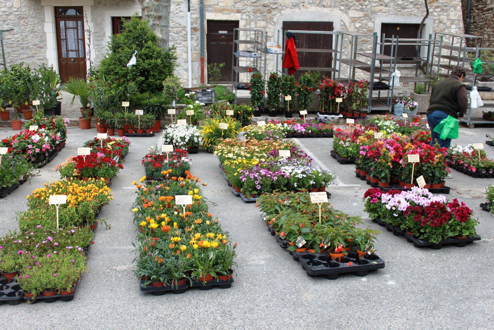 AIGUEZE L'un des plus beaux villages de France: LE MARCHE AUX FLEURS ...
