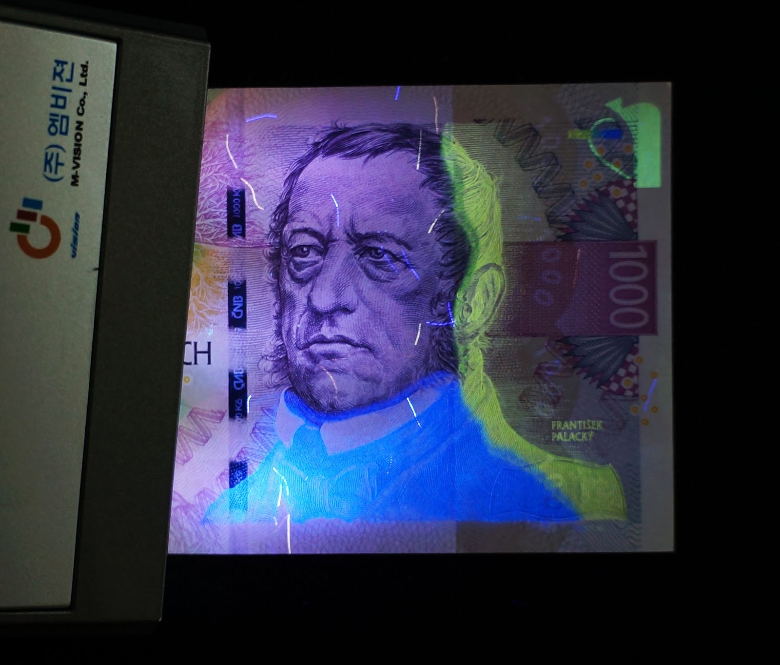 UV LED counterfeit detector: Fluorescent security elements of the bill ...