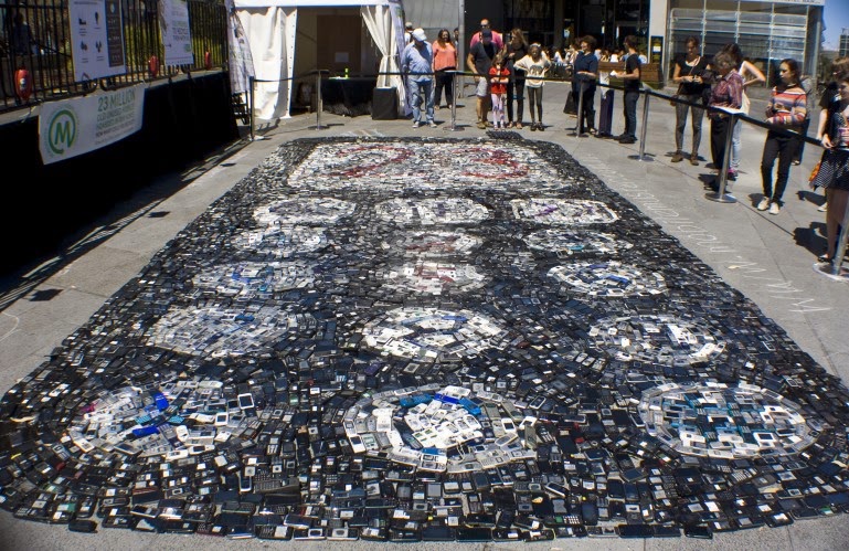 Amazing Installation from a Thousands of mobile phones [video] - Art'einsky
