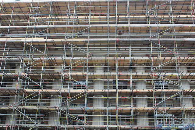 MilesIsland: Scaffolding columns