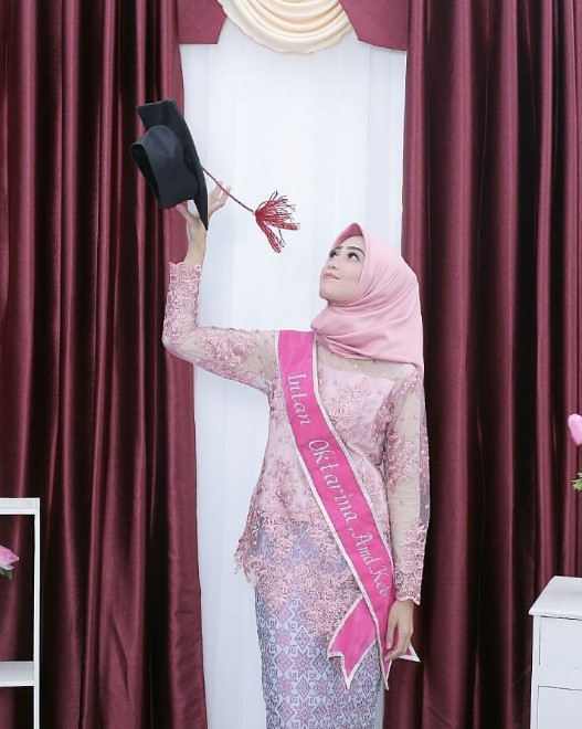 √ 42 Model Baju Wisuda yang Modern Kekinian Paling Elegan Terbaru ...