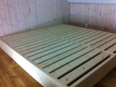 Fruens vilje: Vi bygger seng.