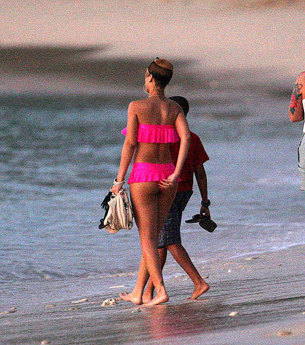 Foto Bokep Artis Rihanna Pink Bikini - Foto Bokep, Bokep Artis, Foto Bokep Artis