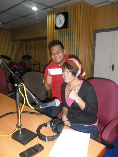 Zenny Salihuddin: Zenny g melawat radio Station :) !!!! hehehe