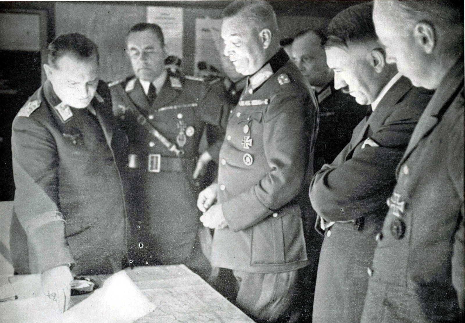 NAZI JERMAN: Foto Adolf Hitler dan Kereta Api Pribadinya (Führersonderzug)