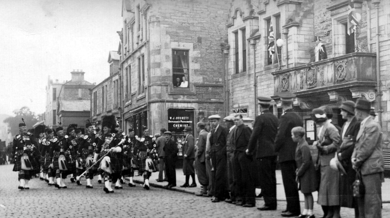 Tour Scotland: Old Photograph Pipe Band Dingwall Scotland