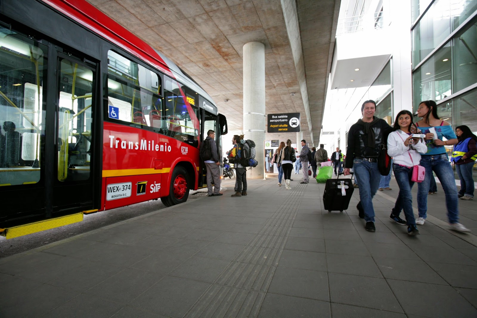 .: NUEVA RUTA EN BUS DUAL HACIA EL AEROPUERTO