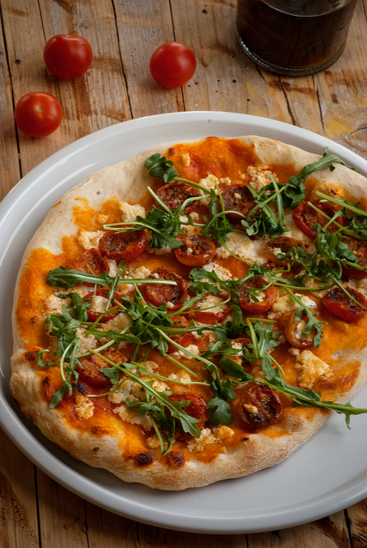 Pizza de tomates cherry asados, queso de cabra y rúcula { La definitiva ...