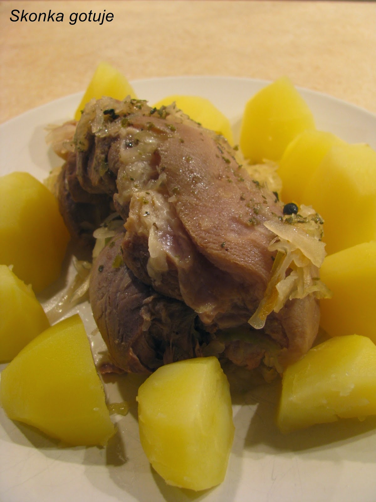 Skonka gotuje: Golonka gotowana w kapuście kiszonej