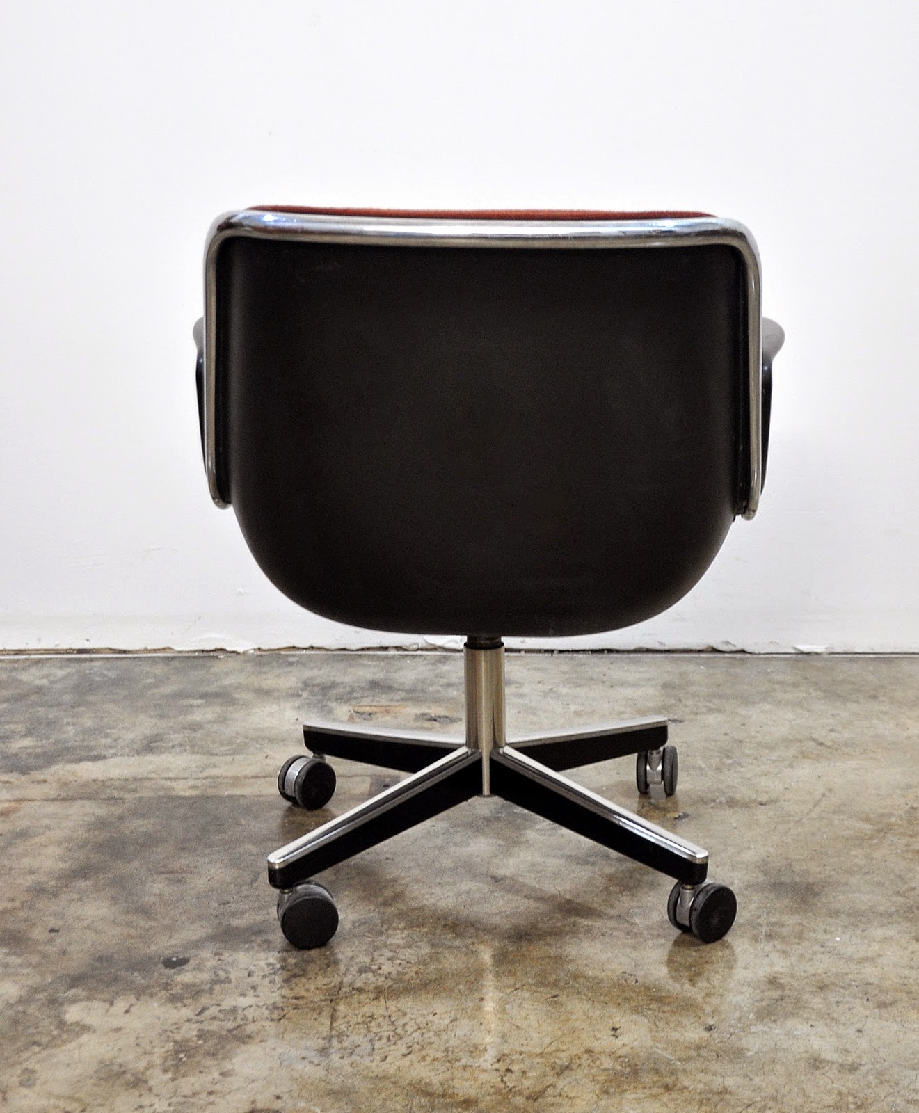 SELECT MODERN: Charles Pollock for Knoll Executive Chair