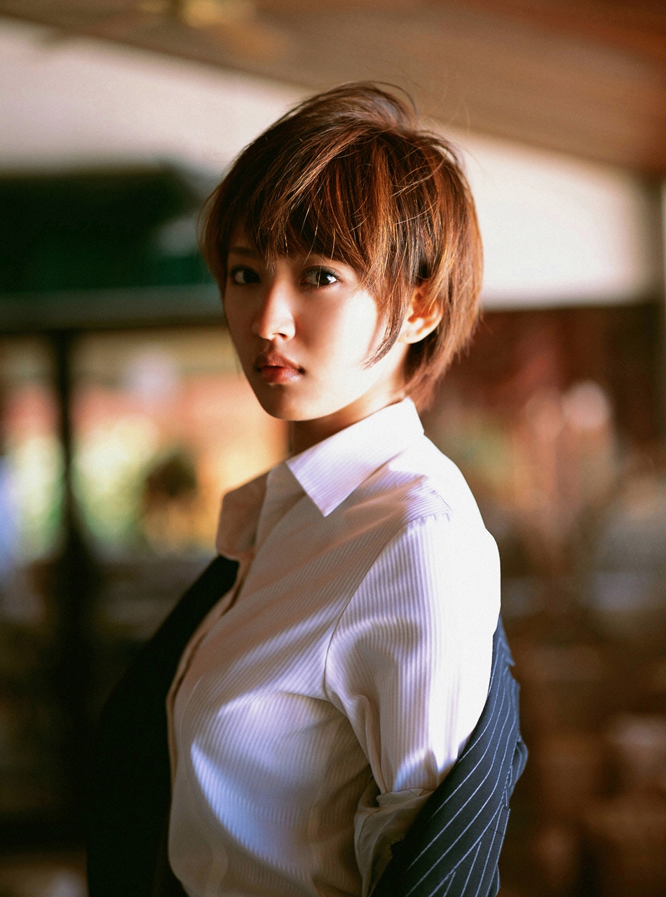 Nao Kanzaki and a few friends: Natsuna Watanabe: VYJ #101 scans