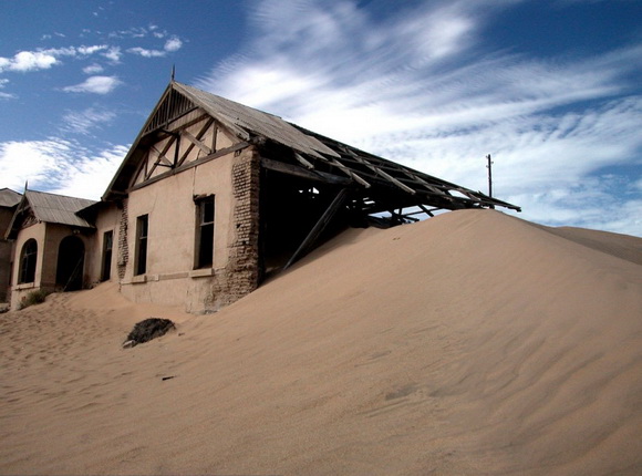 THE WORLD GEOGRAPHY: Amazing Buildings Devoured by Sand