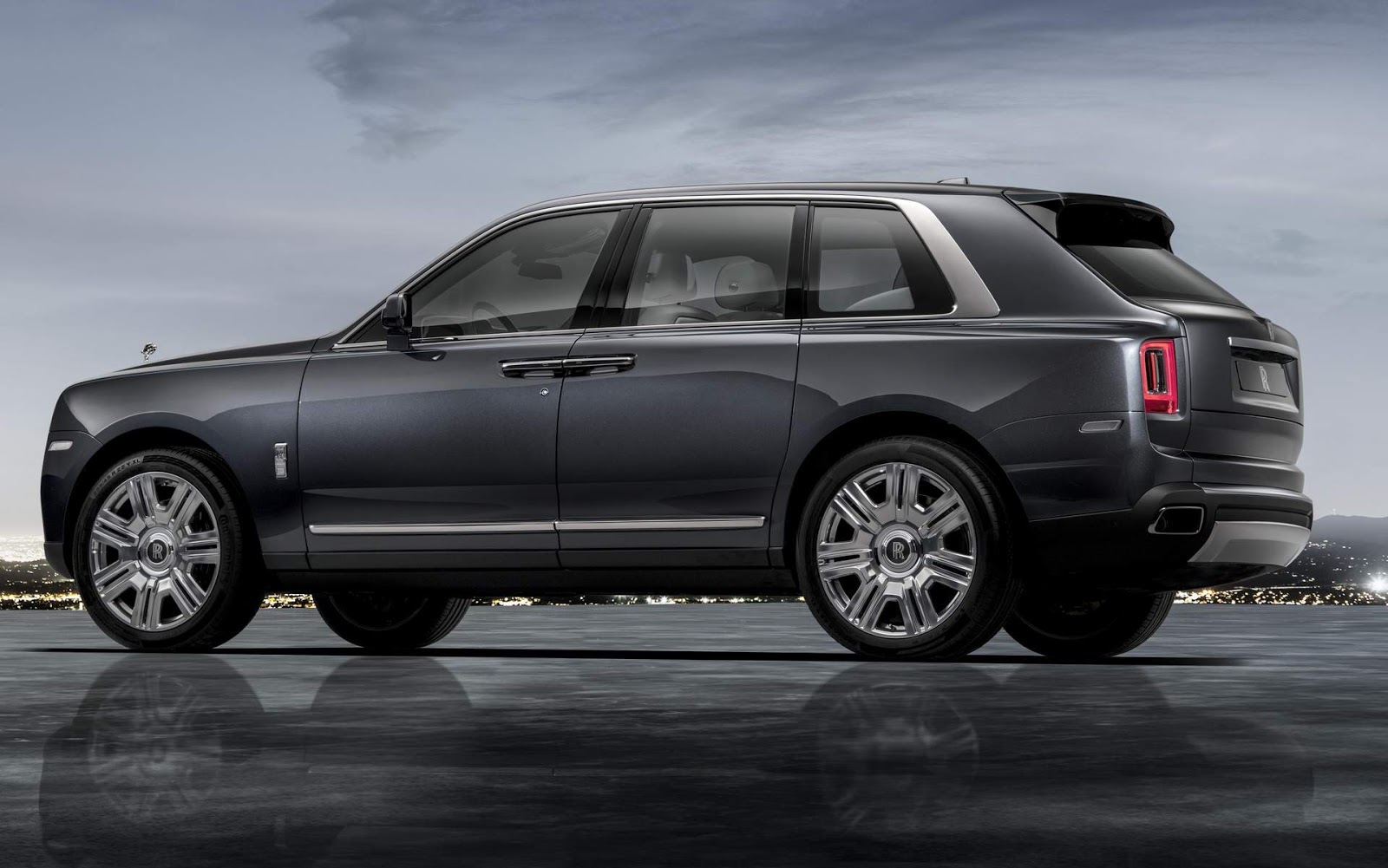 Rolls Royce Cullinan: fotos e especificações oficiais - SUV