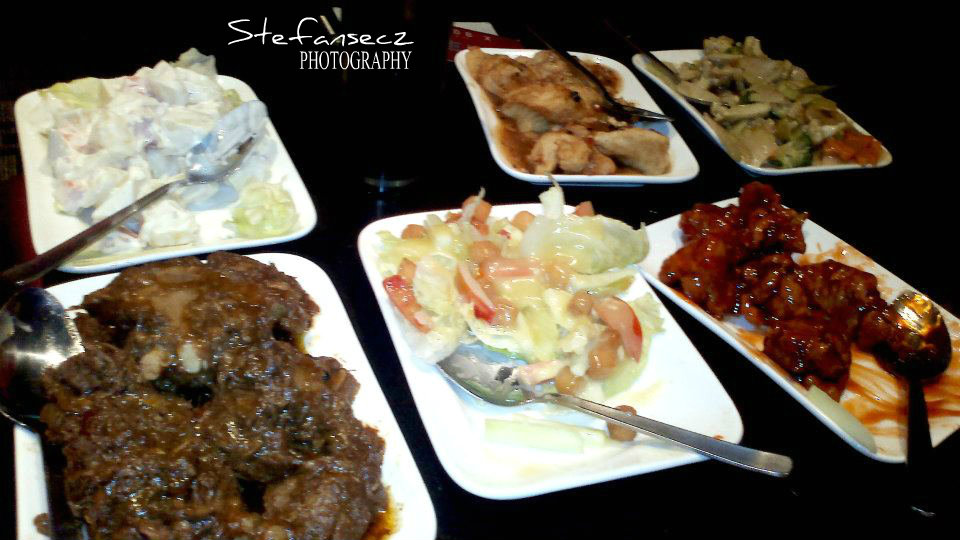 Stefansecz | memorable excursions: #red box ayala#