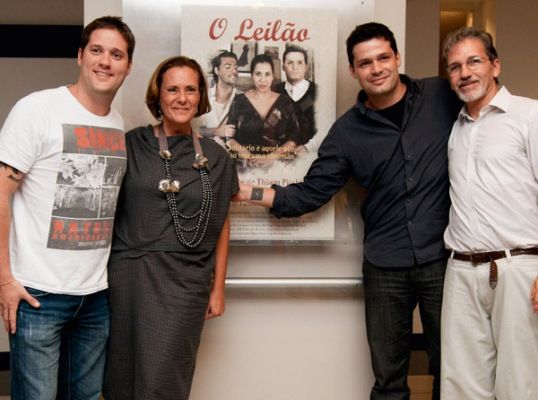 REVISTA ESTREIA : CELEBRIDADES: ELIZABETH SAVALLA PRESTIGIA O FILHO ...