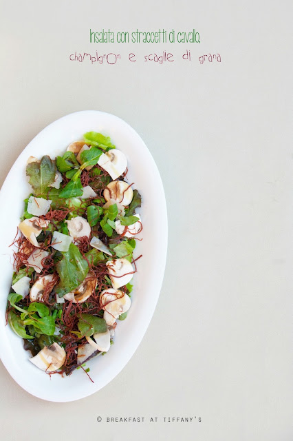Insalata con straccetti di cavallo, champignon e scaglie di grana ...